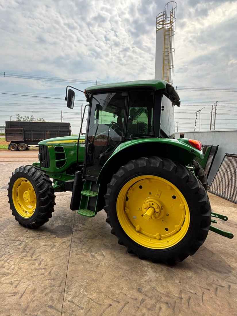 TRATOR 110 CV, JOHN DEERE 6110J ANO 2013, FELIPADO, COM PILOTO