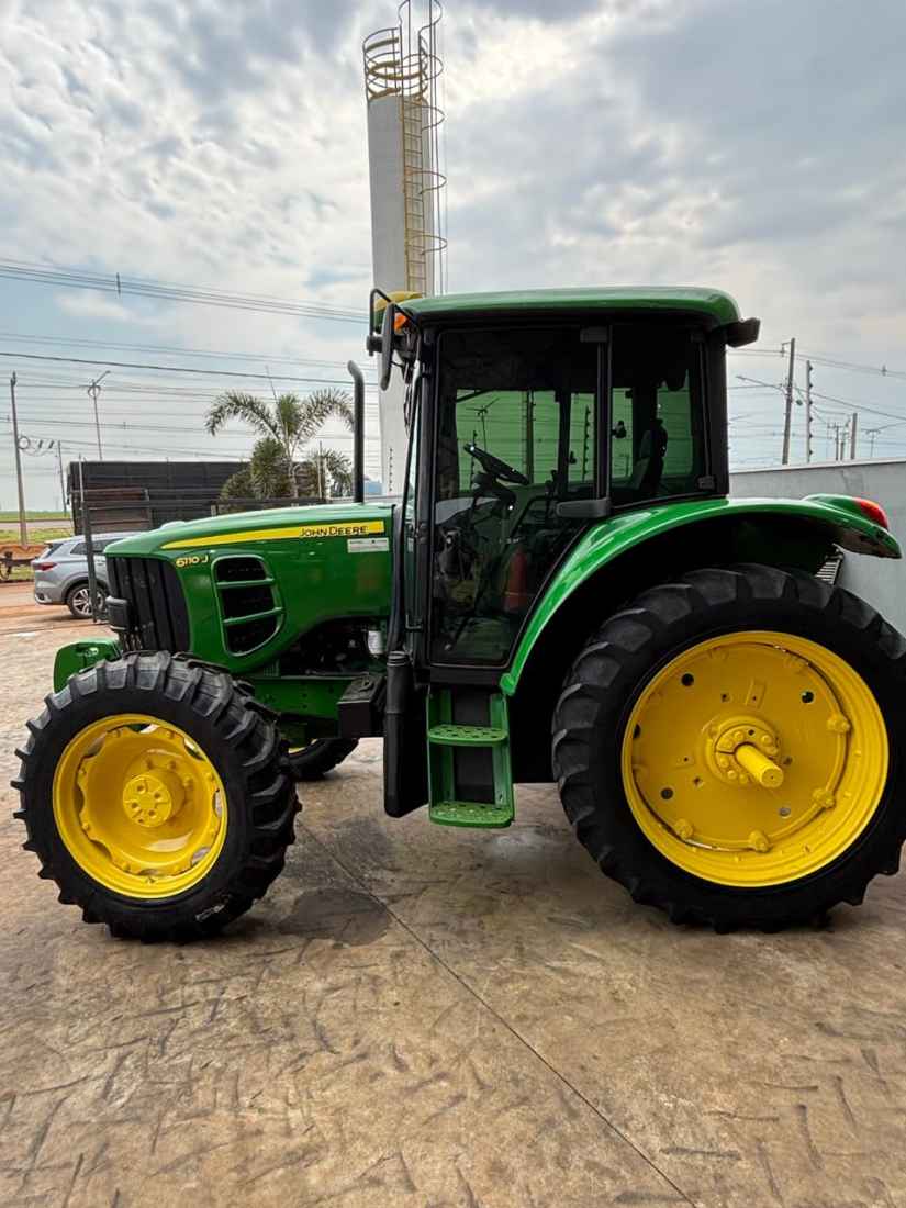 TRATOR 110 CV, JOHN DEERE 6110J ANO 2013, FELIPADO, COM PILOTO