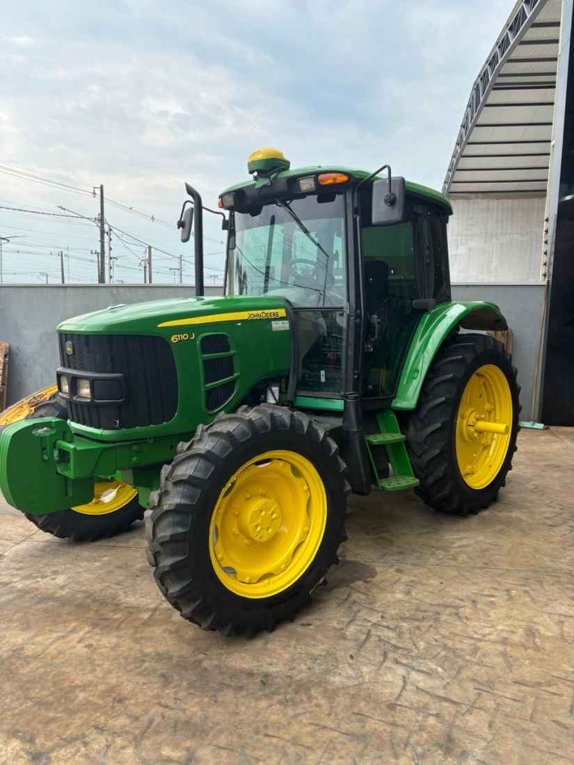 TRATOR 110 CV, JOHN DEERE 6110J ANO 2013, FELIPADO, COM PILOTO